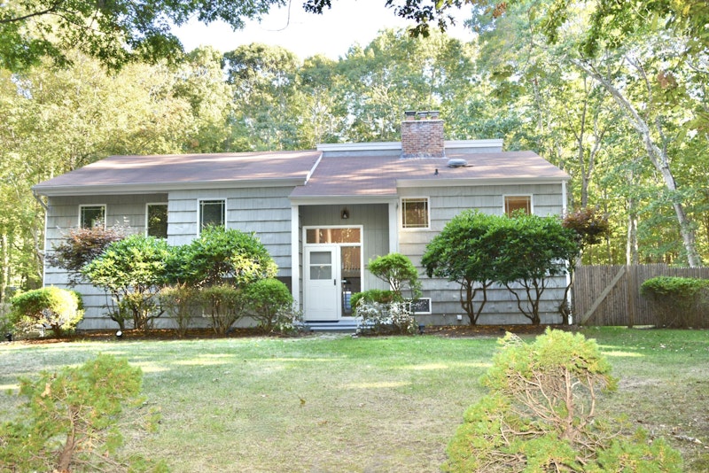 Hay Beach, Quiet Neighborhood, Ready for New Owners - Shelter Island, NY